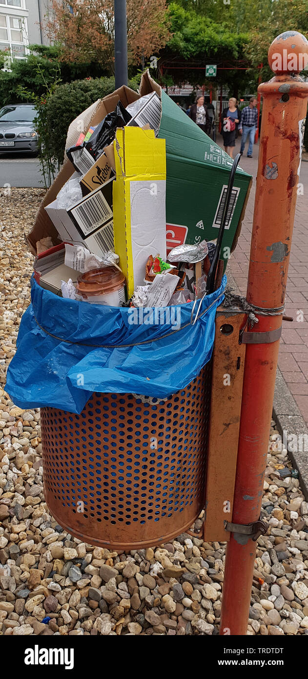 Overfilled trashcan hi-res stock photography and images - Alamy