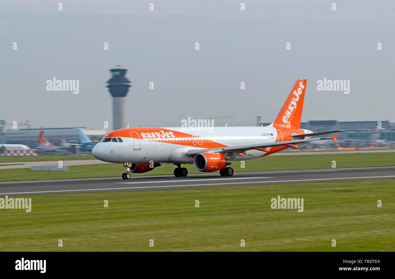 Easyjet Airbus A320-214 at Manchester Airport Stock Photo - Alamy