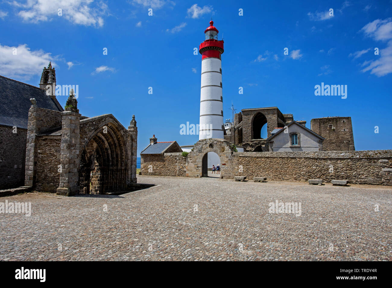 Pointe de St-Mathieu, gothic church ruin and lighthouse St-Mathieu ...