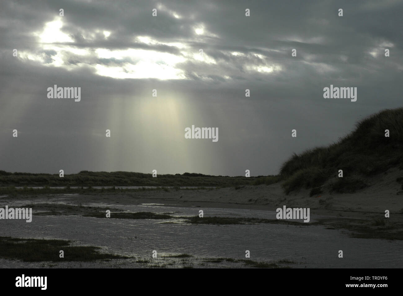 Sunbeam breaking through clouds hi-res stock photography and images - Alamy
