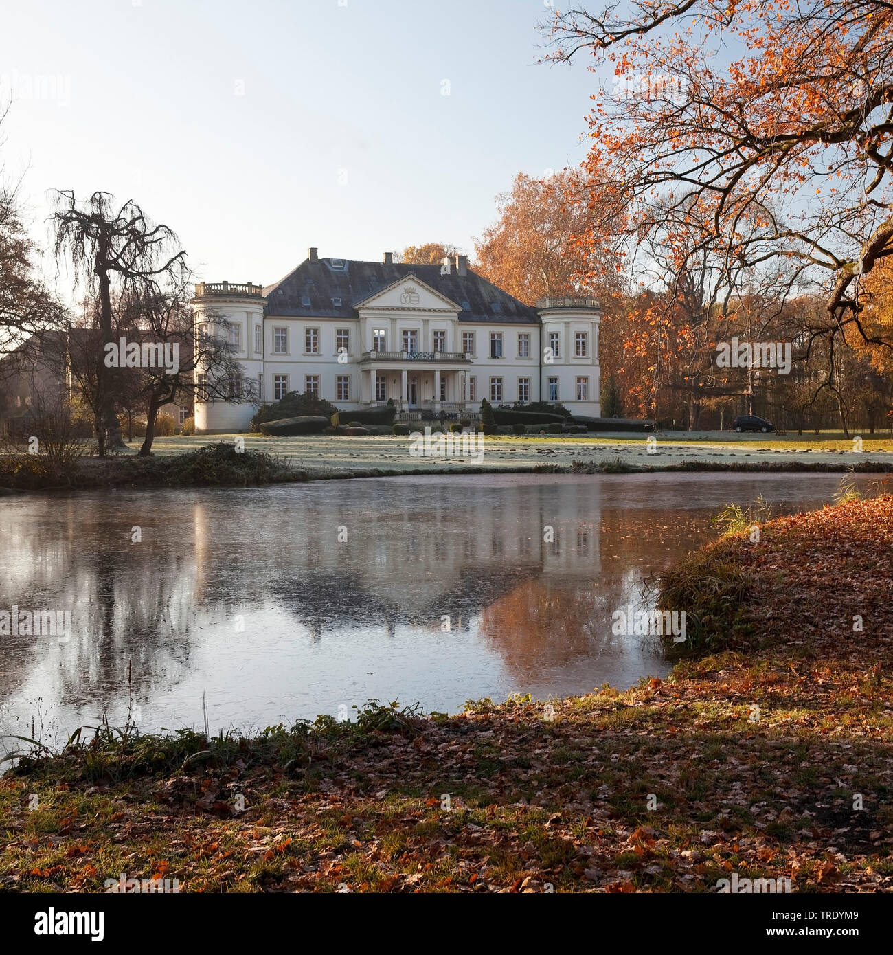 The lake in the castle grounds hi-res stock photography and images - Alamy
