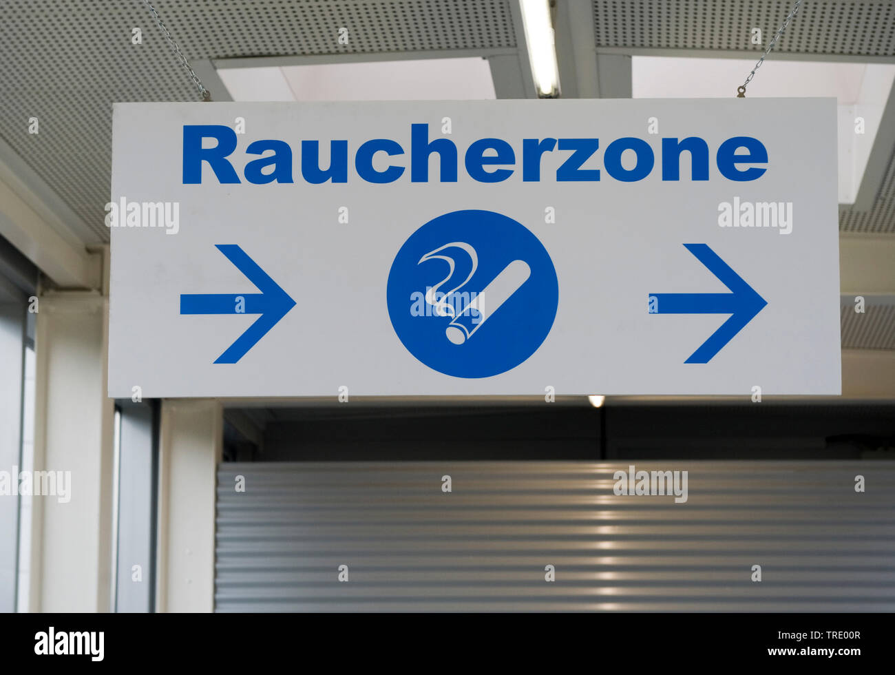 Sign post for a smoking area Stock Photo - Alamy