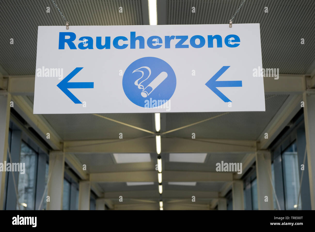 Sign post for a smoking area Stock Photo - Alamy