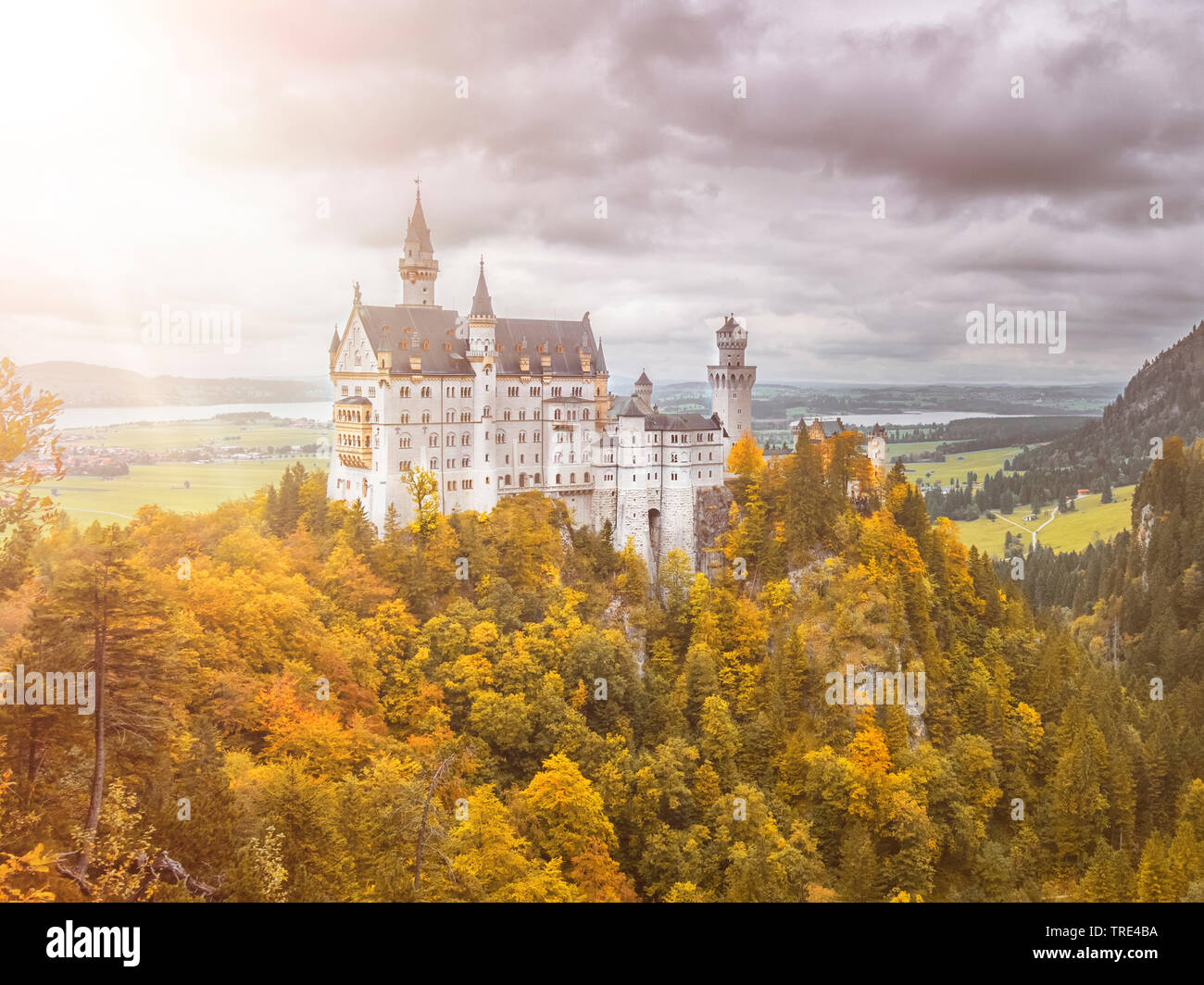 Autumn colours neuschwanstein castle bavaria hi-res stock photography ...