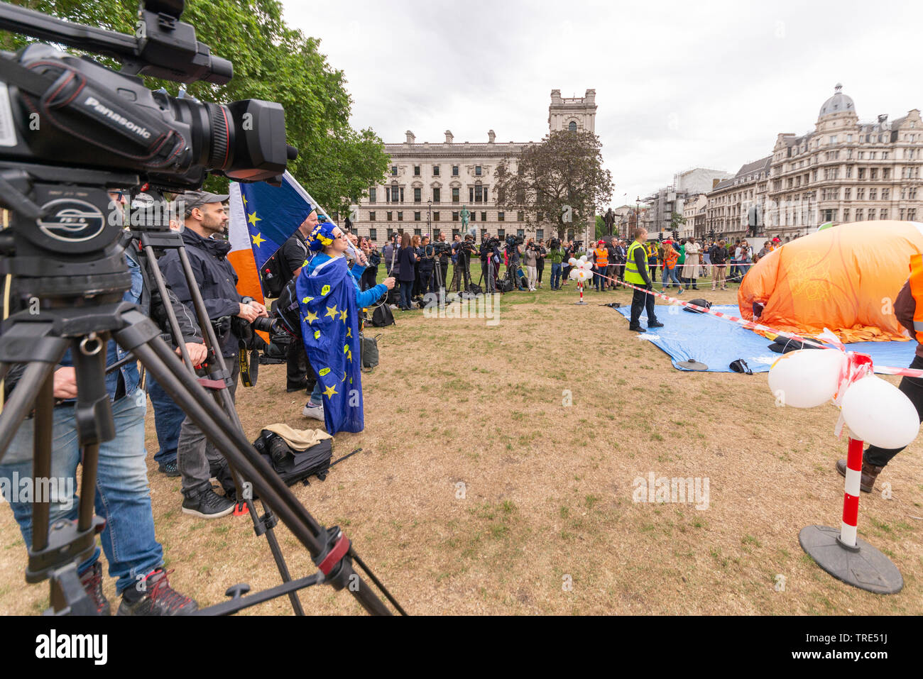 Protesters inflating a huge Donald Trump effigy balloon blimp outside ...