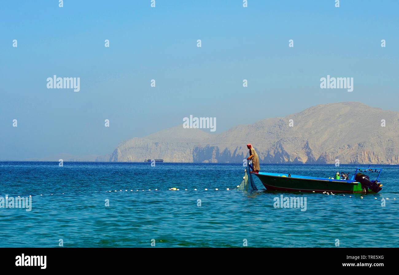Strait of hormuz omani fishermen hi-res stock photography and images ...