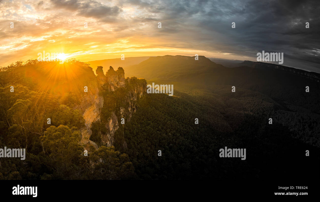 rock formation Three Sisters in the Blue Mountains at sunset, Australia ...