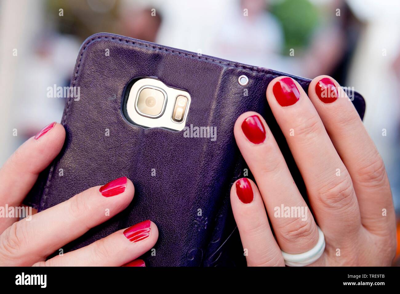 Womans hand holding camera hi-res stock photography and images - Alamy
