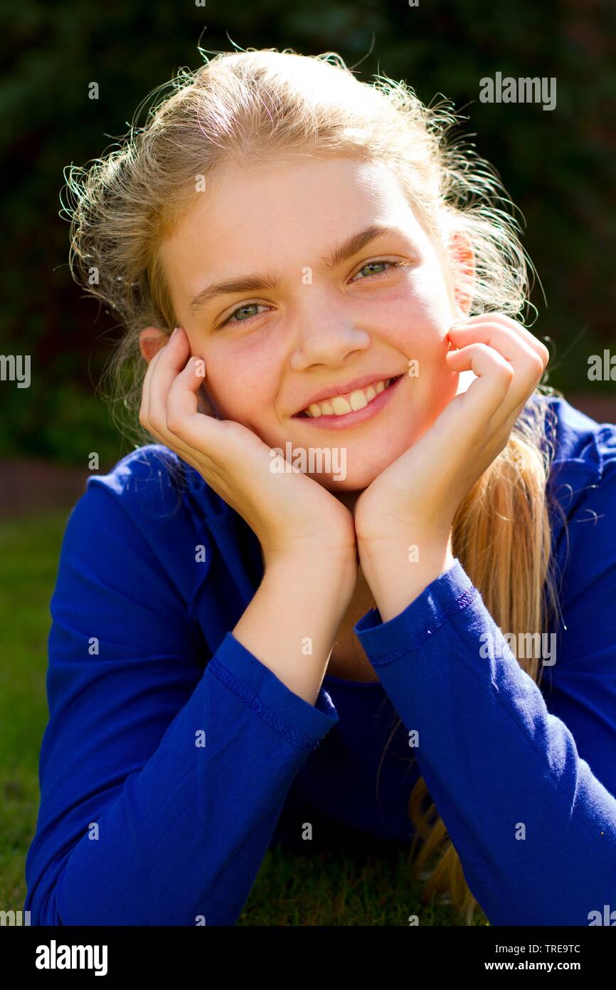 Face resting head on hand hi-res stock photography and images - Alamy