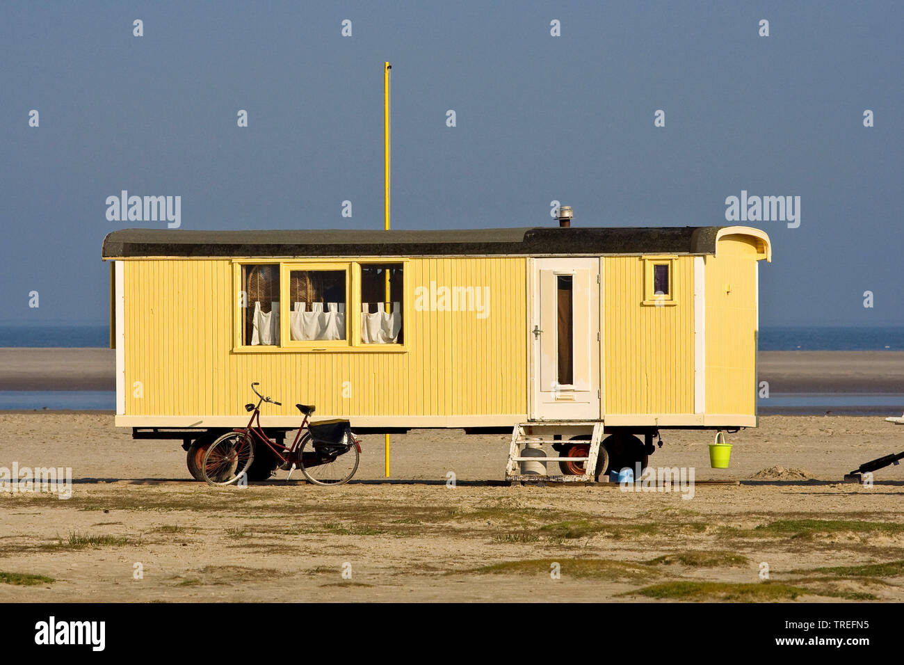 Caravans on beach hi-res stock photography and images - Alamy