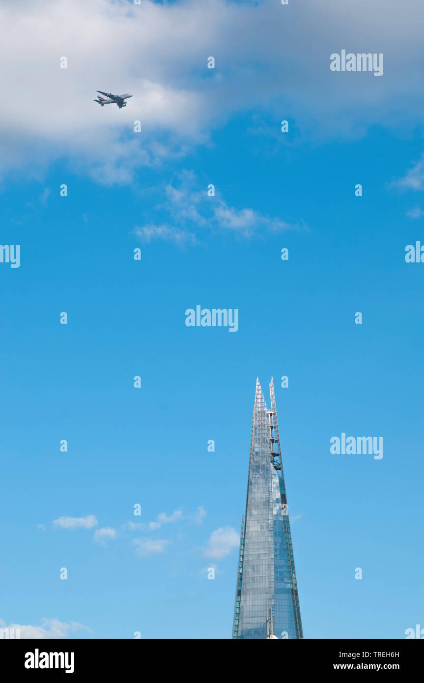 London skyscraper plane flying hi-res stock photography and images - Alamy