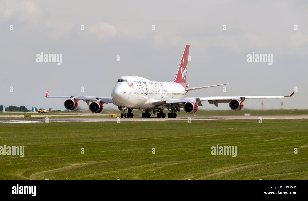 Virgin Alantic Boeing 747-400, G-VBIG, "Tinker Belle" ready for take ...