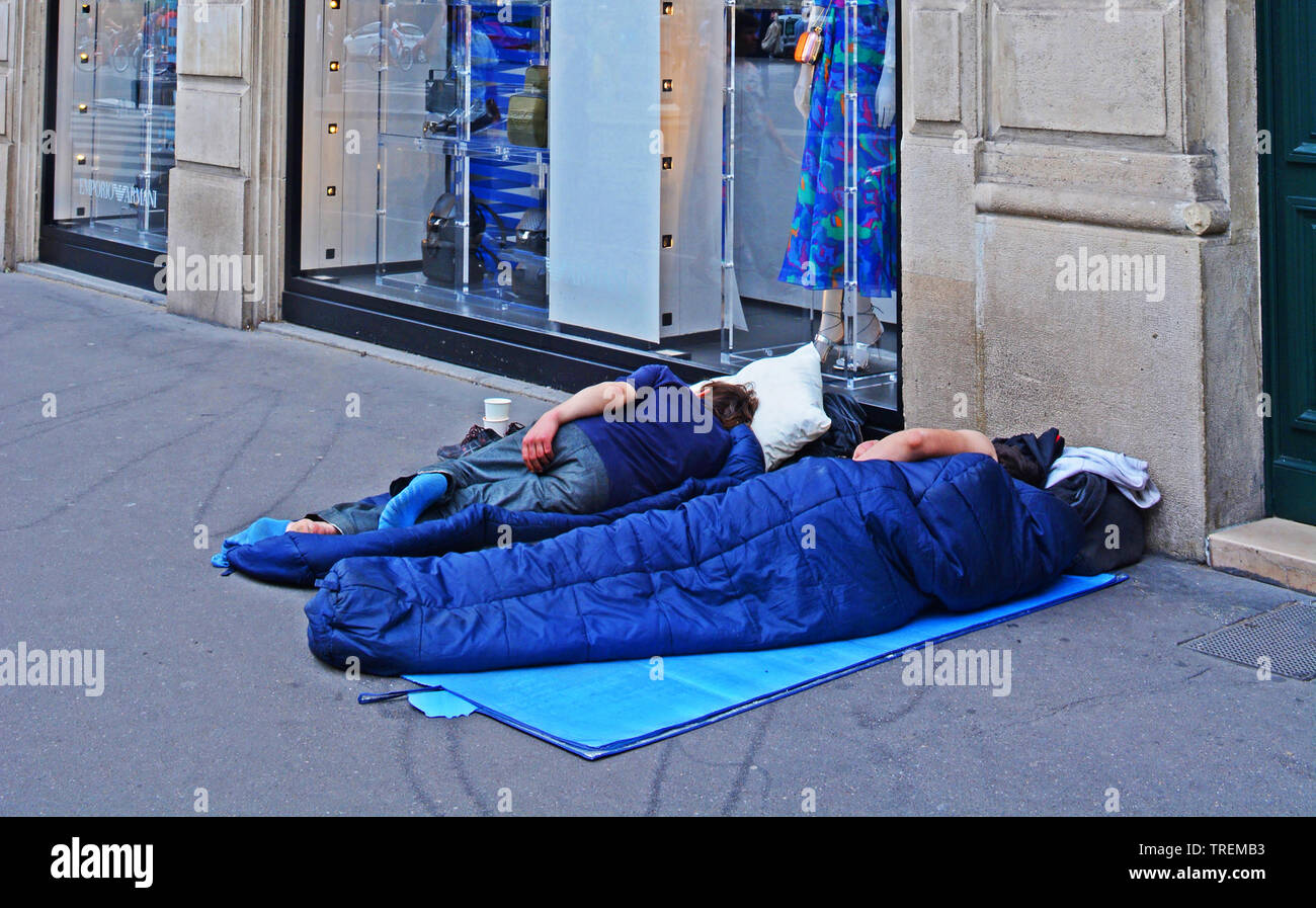 Paris urban poverty old homeless hi-res stock photography and images ...