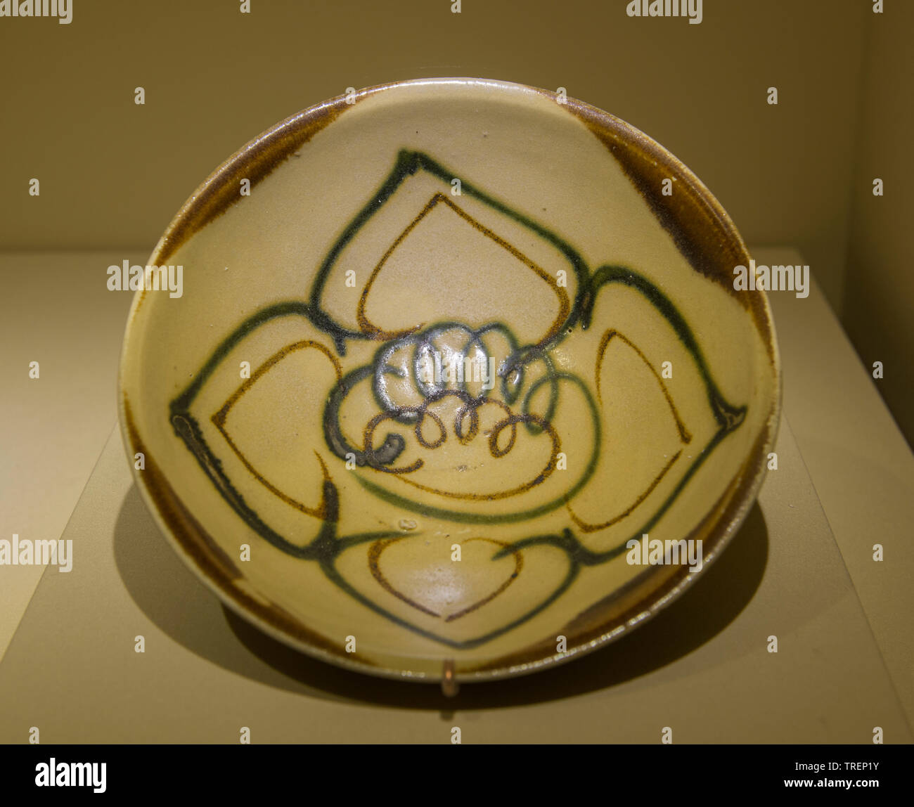 Porcelain plate with flowers from Changsha Kiln. Tang dynasty, 618-907 ...