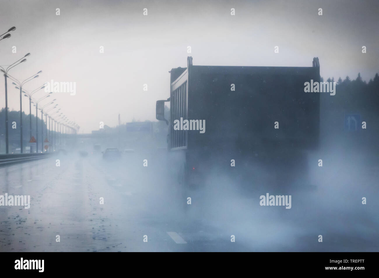 Traffic during rain hi-res stock photography and images - Alamy