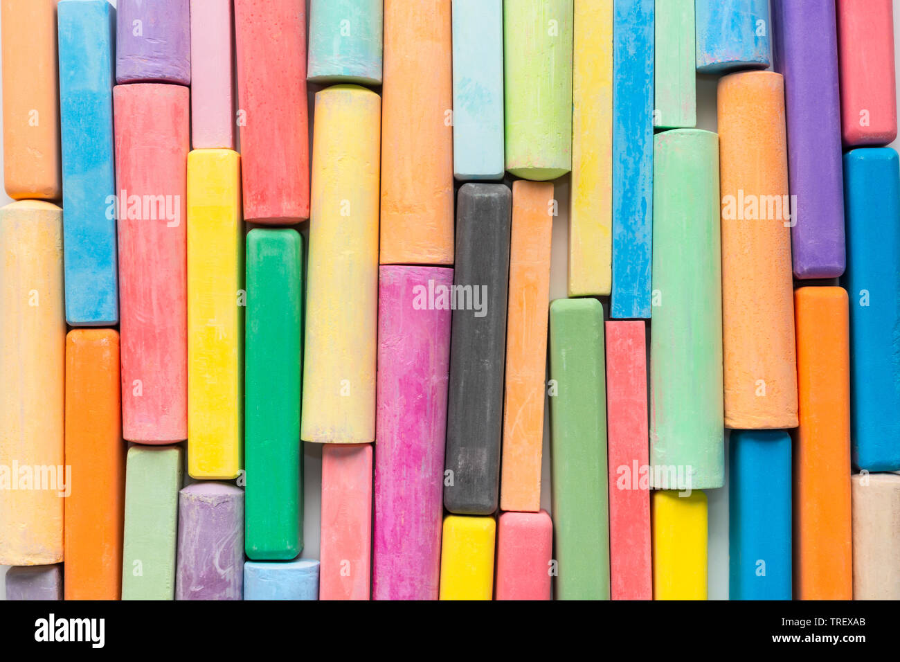 Colored chalks hi-res stock photography and images - Alamy