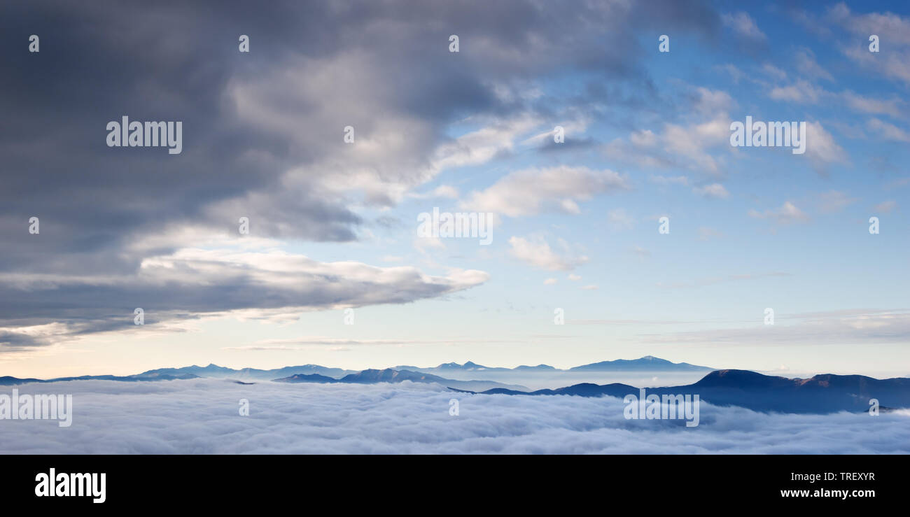Clouds over mountaintops hi-res stock photography and images - Alamy