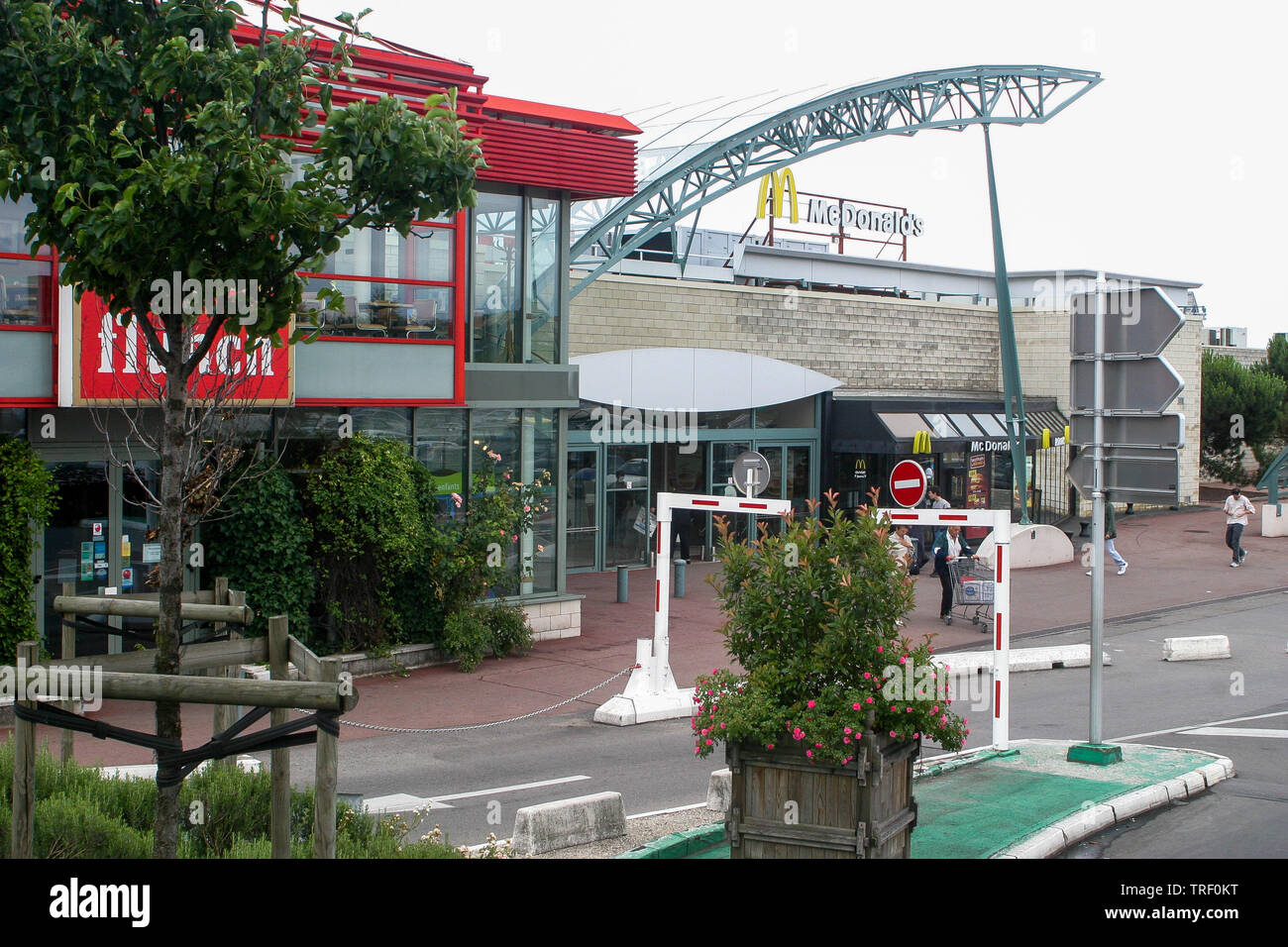 do-it-yourselfer Ecully commercial center, Ecully, France Stock Photo ...
