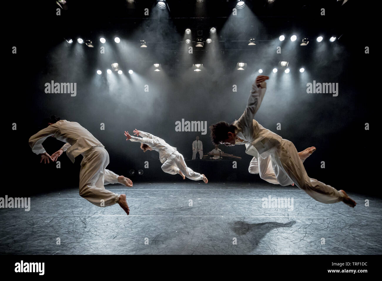 Modern dance hi-res stock photography and images - Alamy