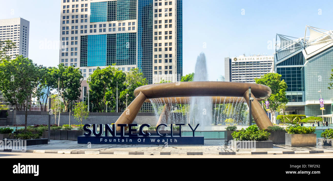 Water feature Fountain of Wealth in Suntec City Singapore Stock Photo ...