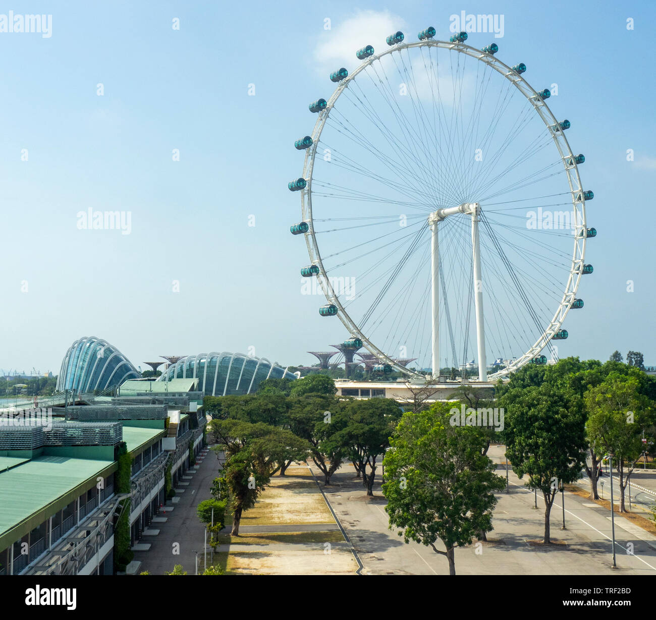Singapore Flyer Ferris Wheel and motorsport Grand Prix GP pit stop ...