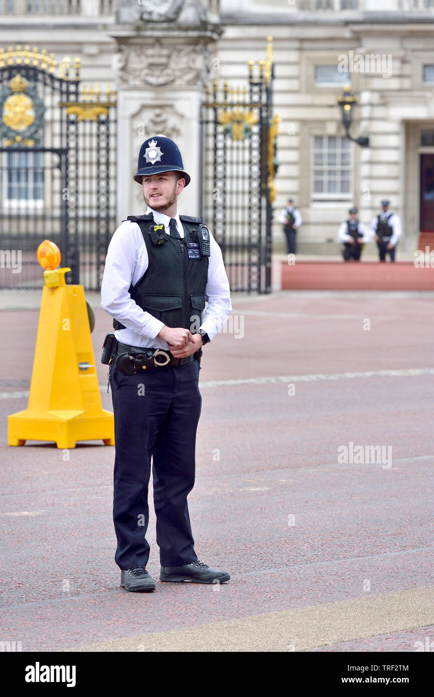 London, England, UK. Metropolitan Police officers on duty at Buckingham ...
