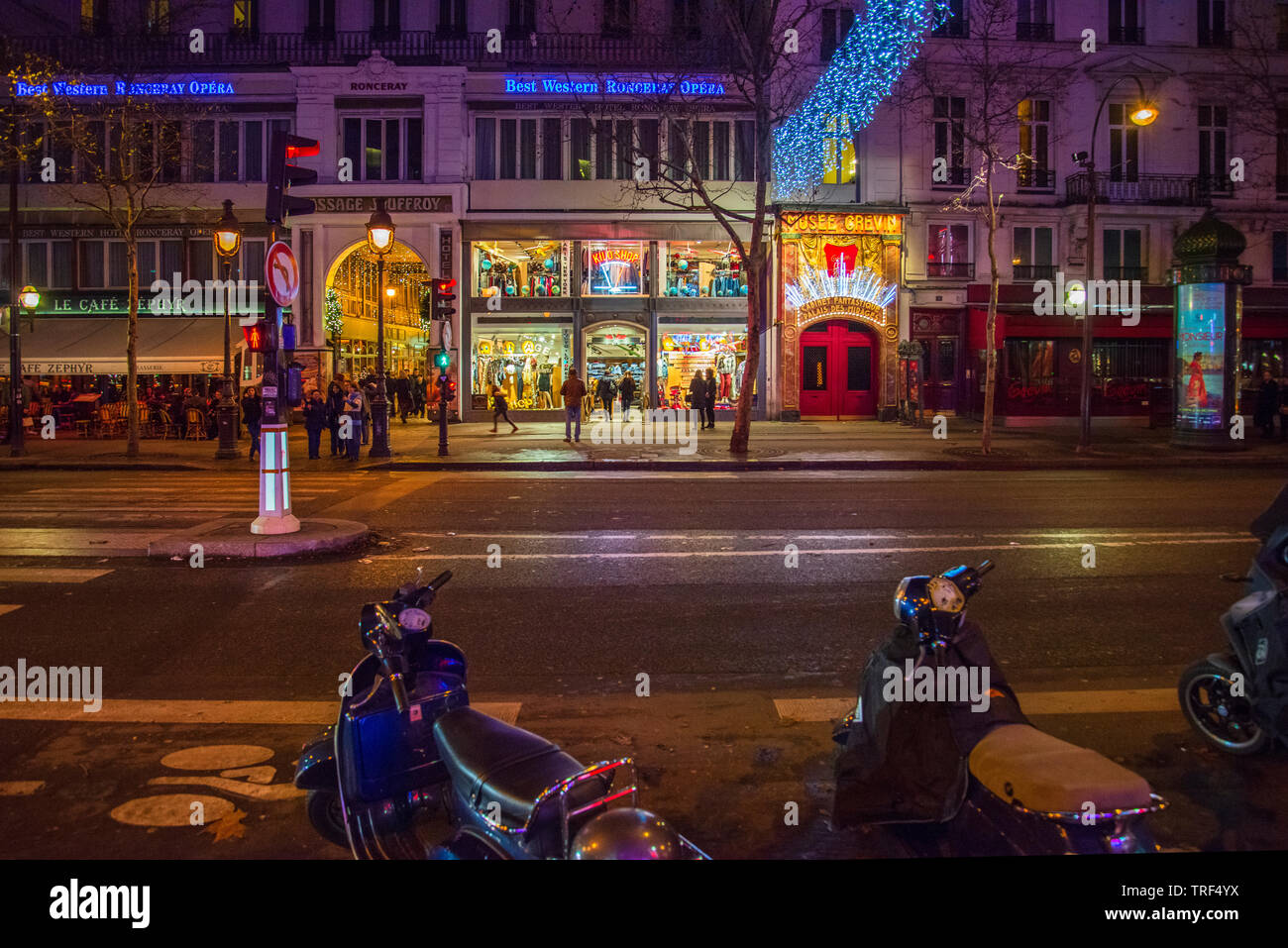 Night streets paris france hi-res stock photography and images - Alamy