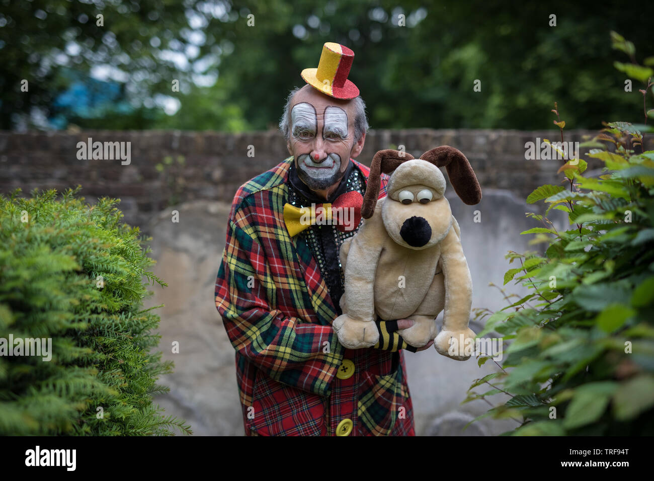 Annual Joseph Grimaldi Clown Memorial Day gathering at his grave in ...