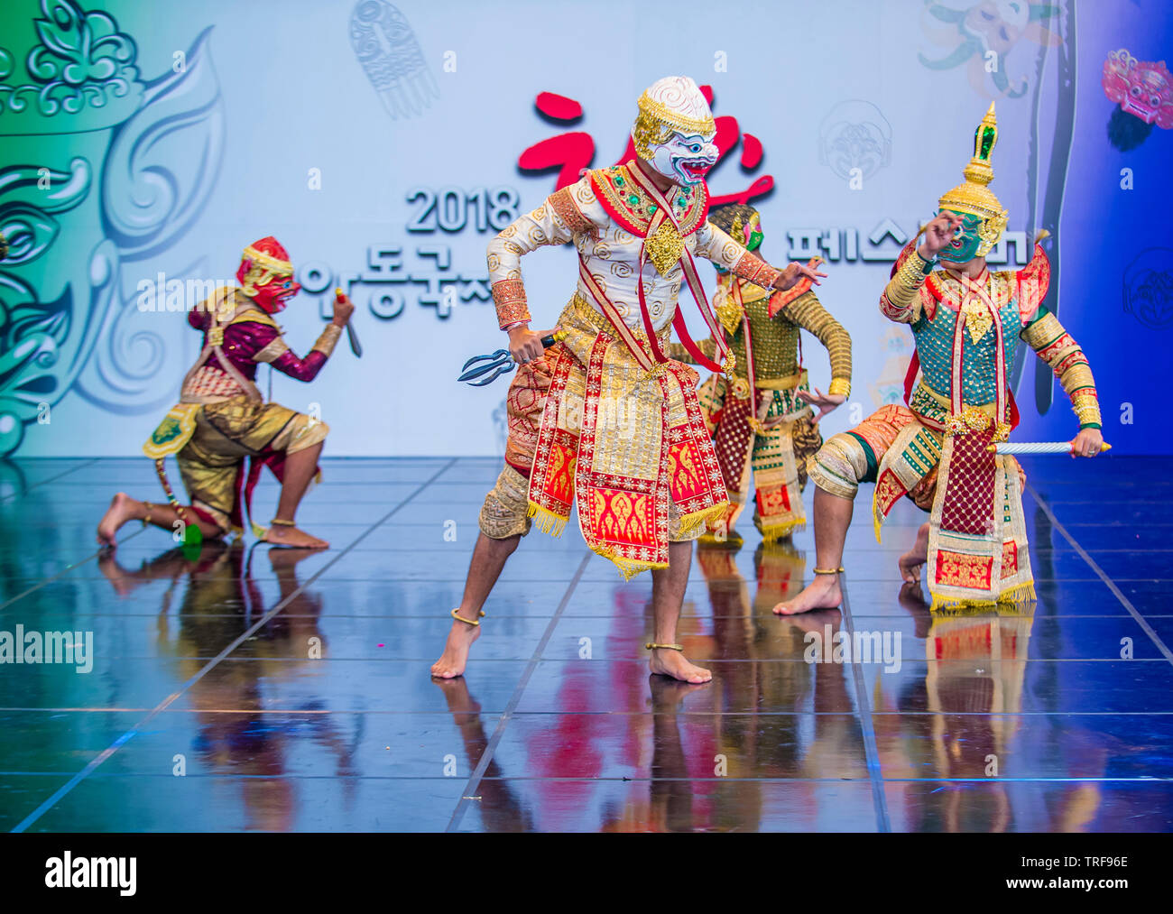 Thai dancers performing the traditinal Thai Khon dance at the Mask ...