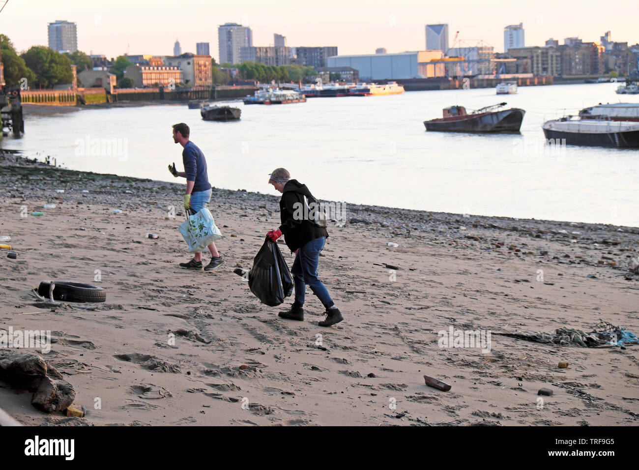 Rubbish in river hi-res stock photography and images - Alamy
