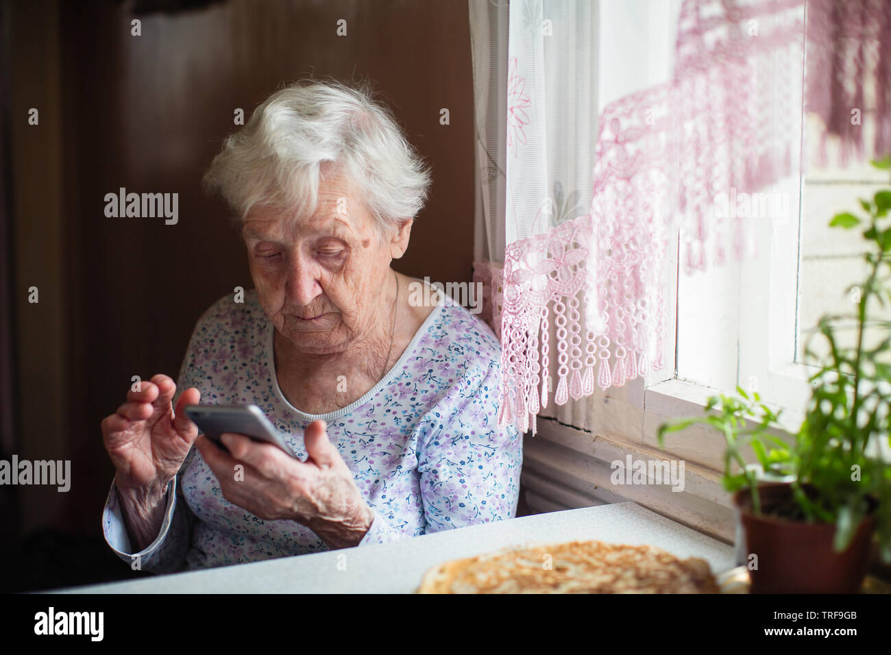 Lady granny technology hi-res stock photography and images - Alamy