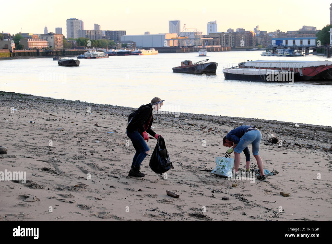 Rubbish in river hi-res stock photography and images - Alamy