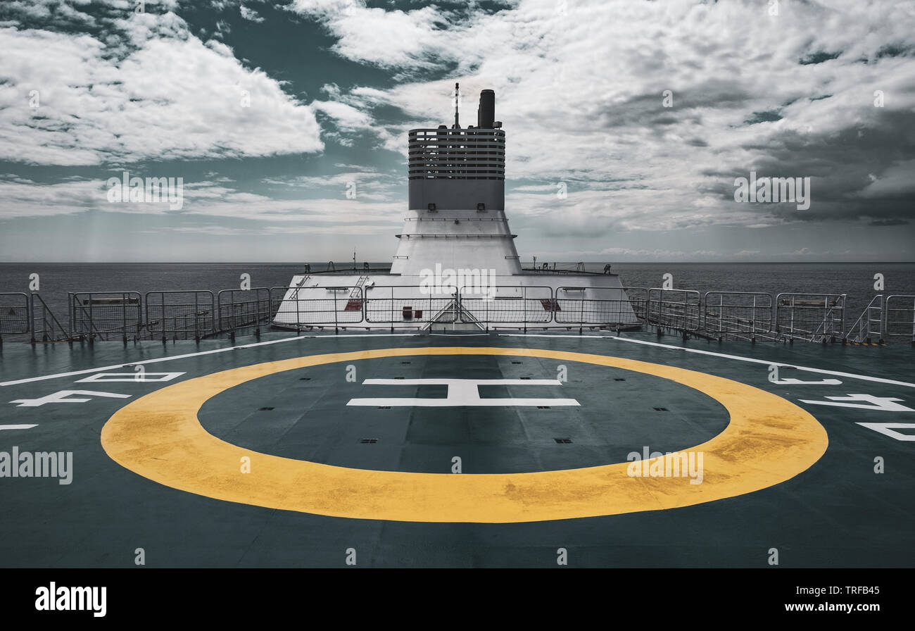 Ships with helipad hi-res stock photography and images - Alamy
