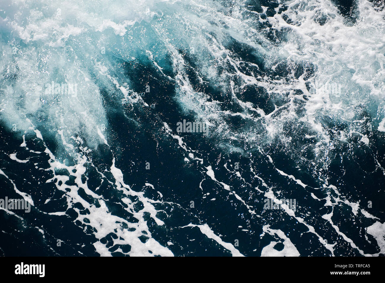 Aqua blue green breaking ocean waves hi-res stock photography and ...