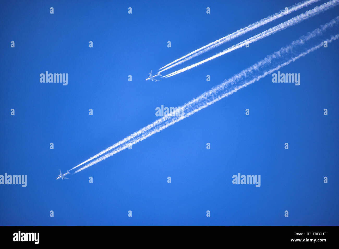 Condensation trails hi-res stock photography and images - Alamy
