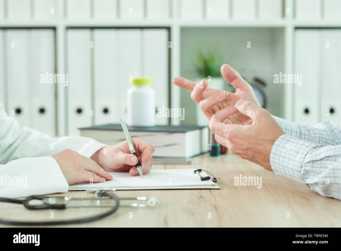 Doctor office discussion hi-res stock photography and images - Alamy