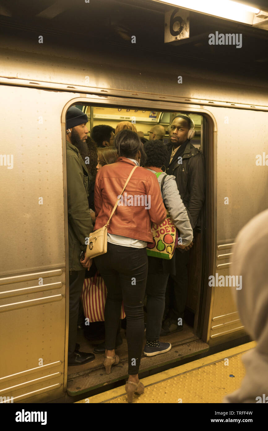 Packed subway train in the station, New York City Stock Photo - Alamy
