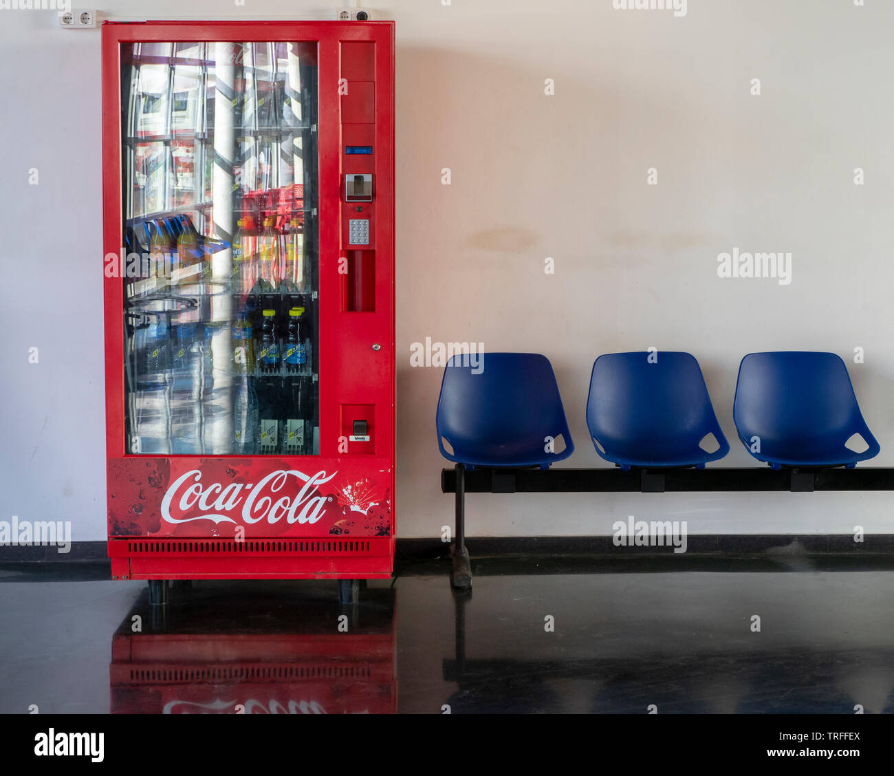 Dispensing drinks hi-res stock photography and images - Alamy