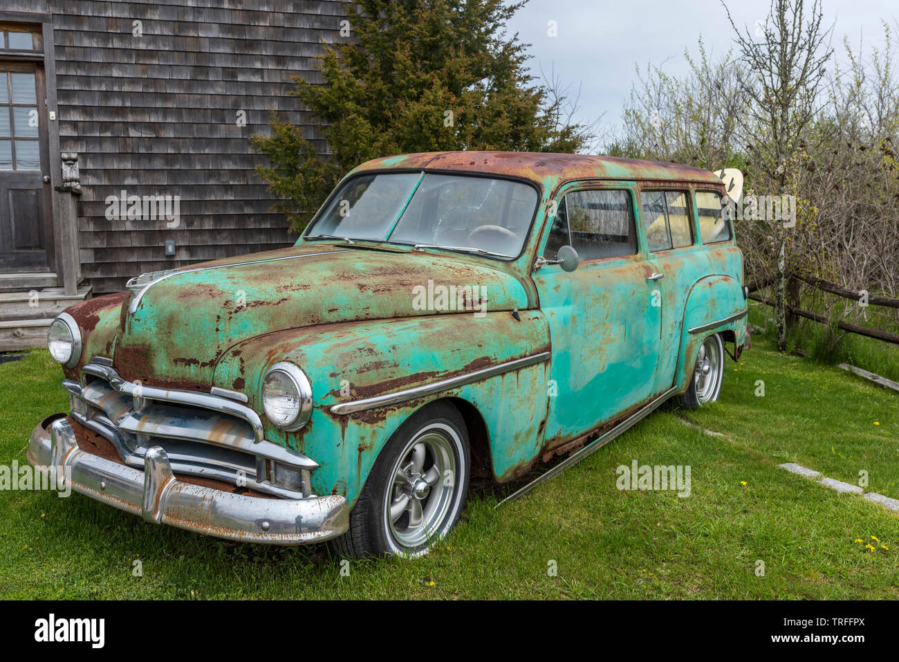 green old classic car rusting away Stock Photo - Alamy