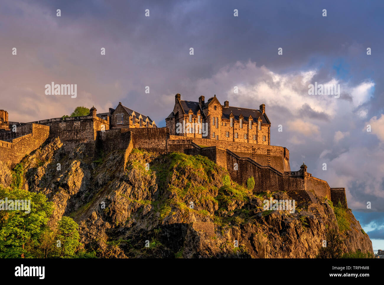Edinburgh the mound hi-res stock photography and images - Alamy