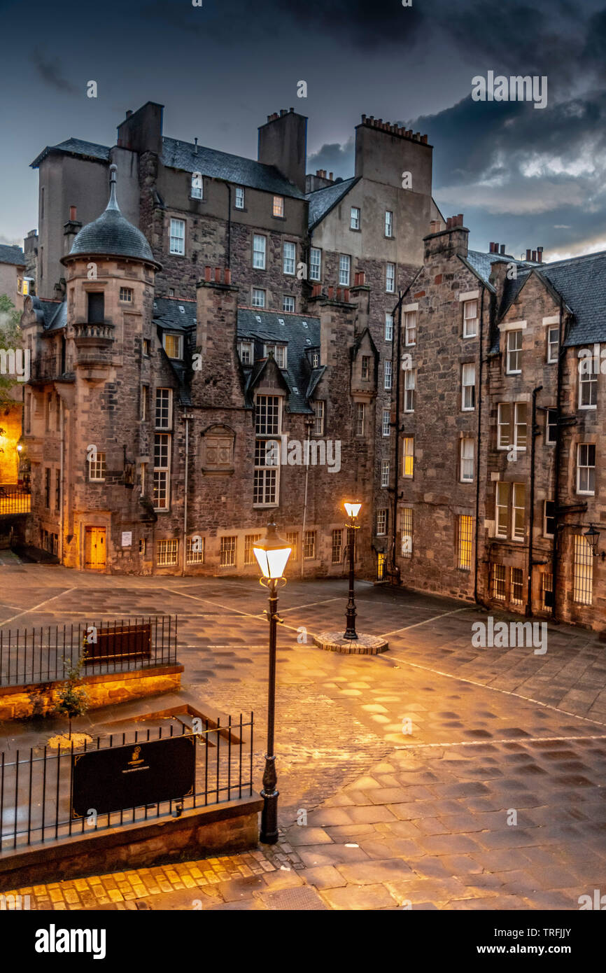 Historic edinburgh close hi-res stock photography and images - Alamy