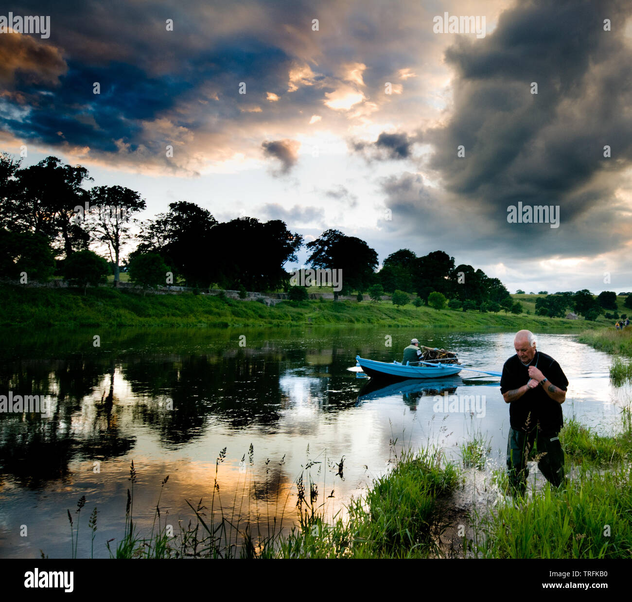 Towing the boat up to the 'heid' before rowing a 'wear' shot at Canny ...
