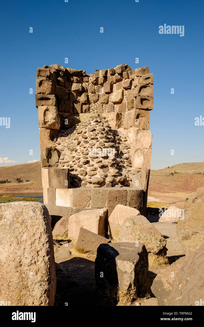 Impressive pre-Inca burial tower called chullpa at Sillustani, Puno ...