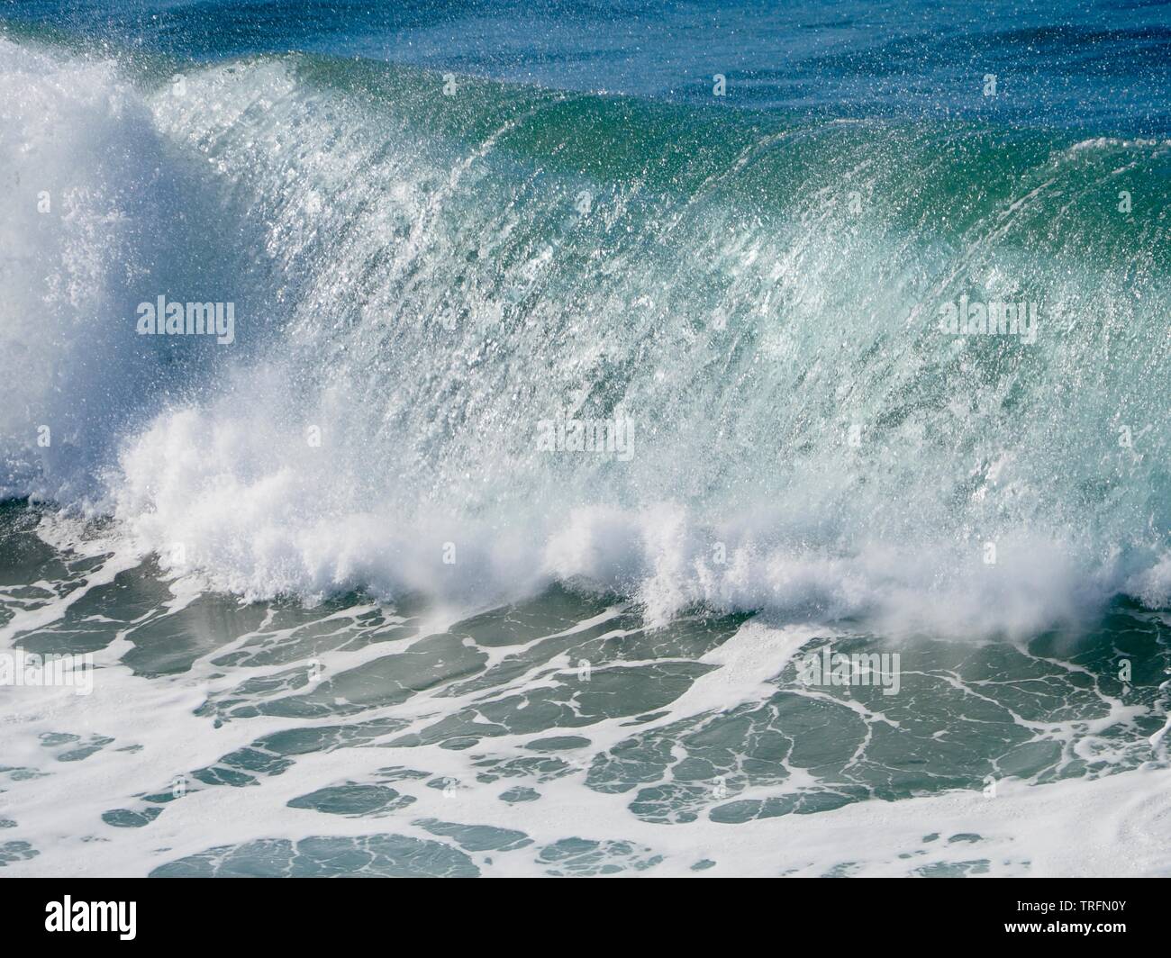 Waves crashing onto shore australia hi-res stock photography and images ...