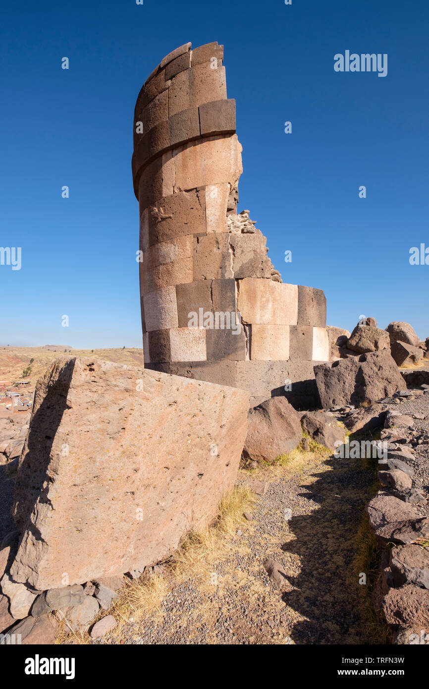 Impressive pre-Inca burial tower called chullpa at Sillustani, Puno ...
