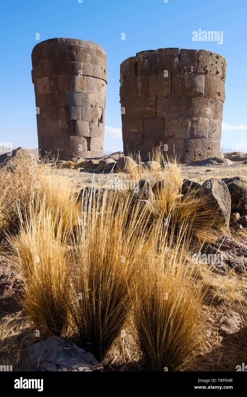 Impressive pre-Inca burial towers called chullpas at Sillustani, Puno ...