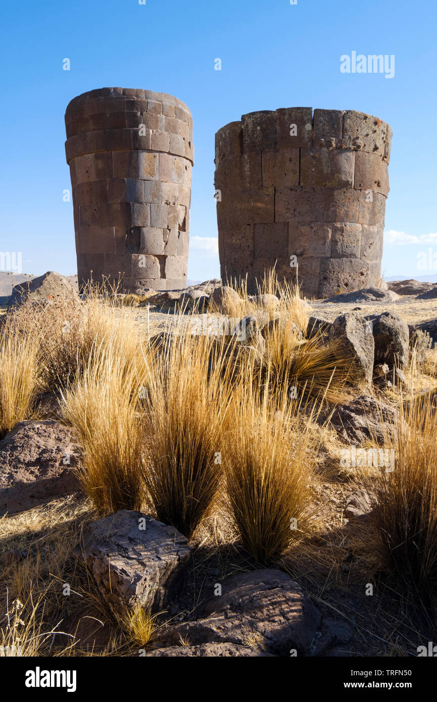 Impressive pre-Inca burial towers called chullpas at Sillustani, Puno ...