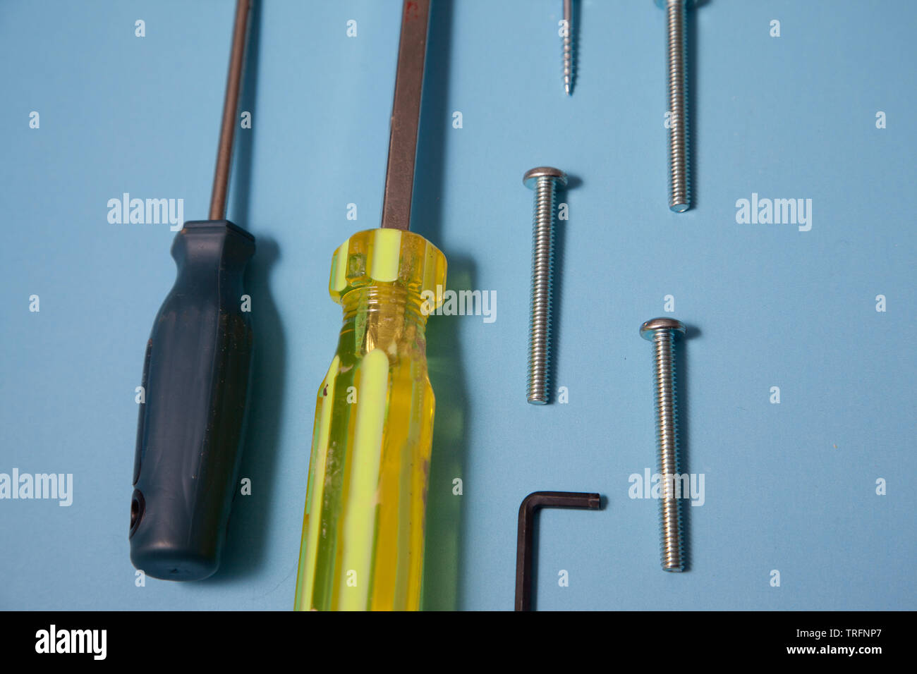 Close up view of screws and a manual screwdriver Stock Photo - Alamy