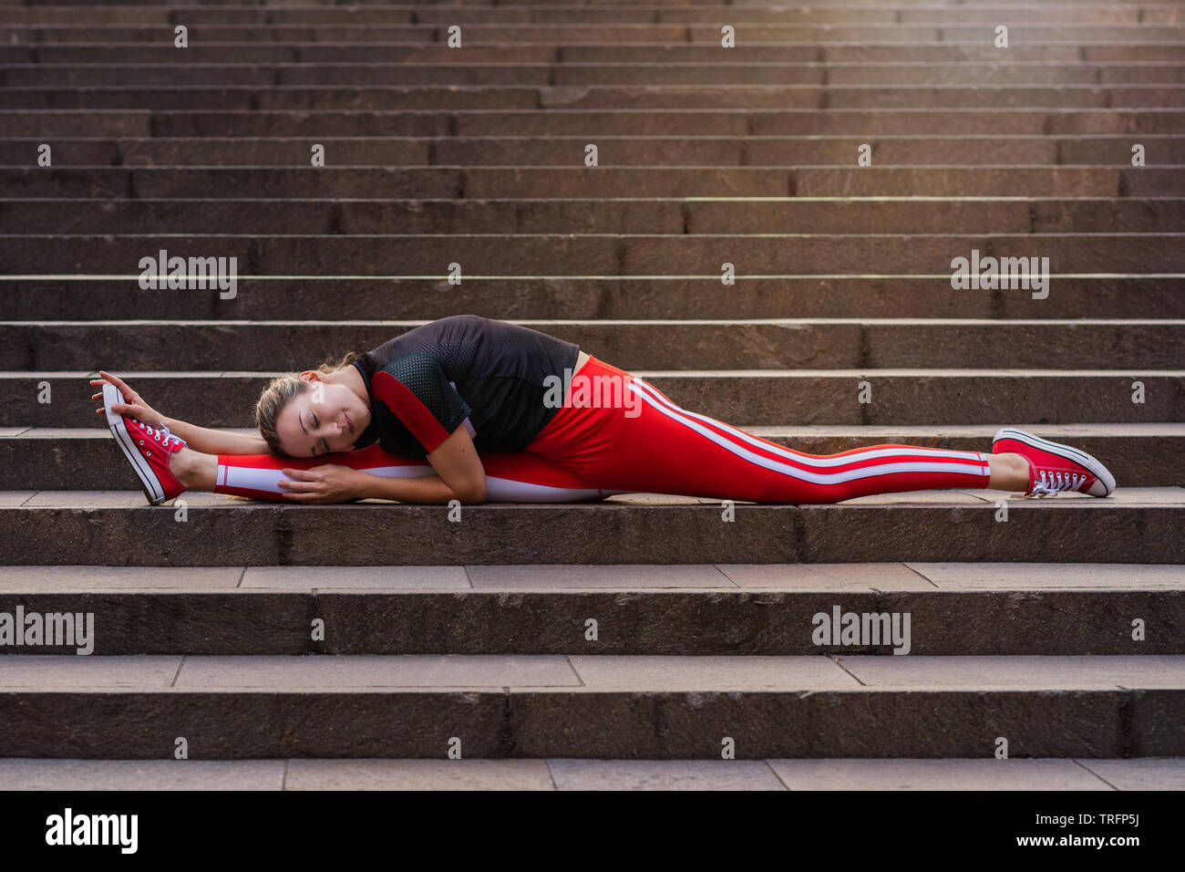 Gymnast doing splits hi-res stock photography and images - Alamy