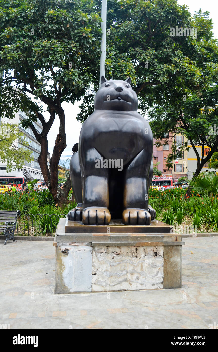 The famous cat sculpture by World-renowned Colombian artist Fernando ...